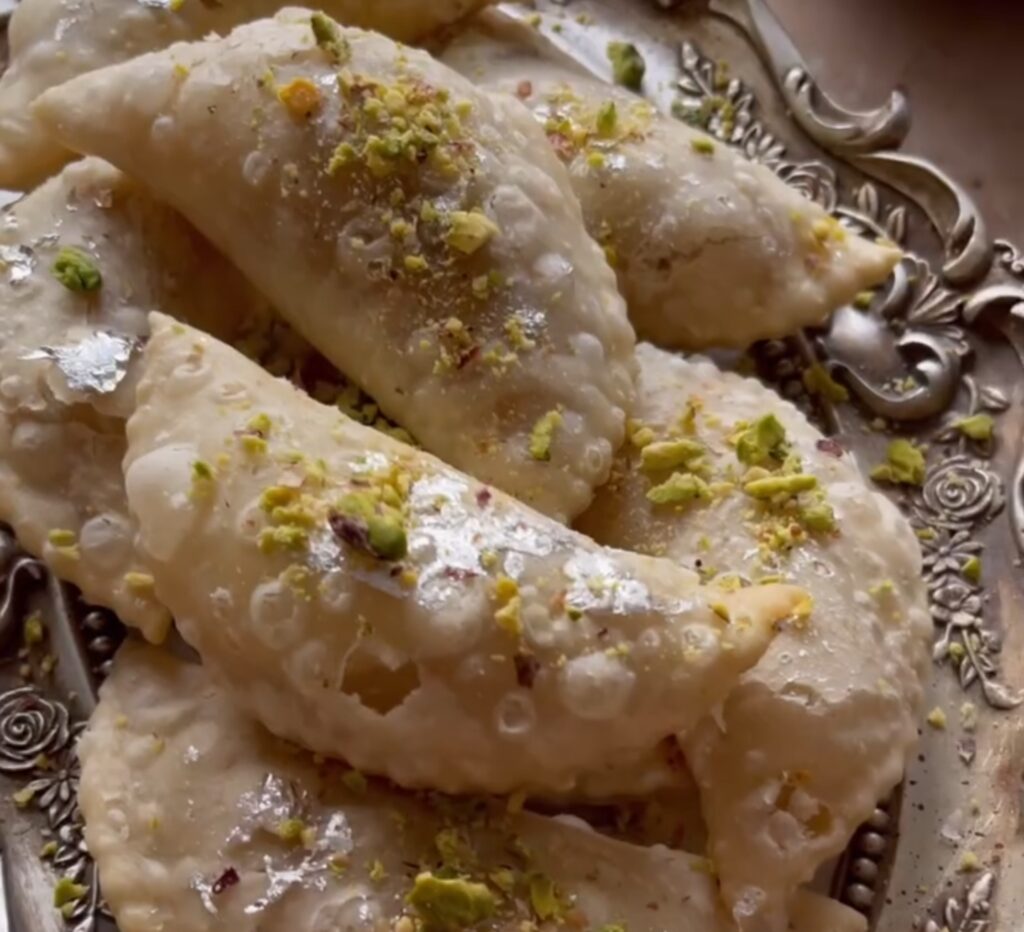 Ghooghra ( ઘૂઘરા ) Recipe | Sweet Fried Dumplings - Gujratieats.com